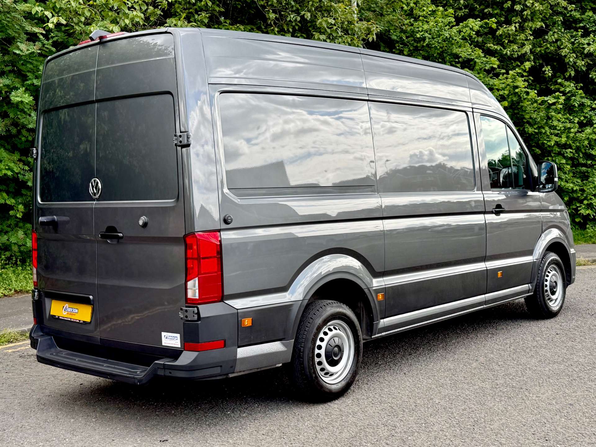 VOLKSWAGEN CRAFTER CR35 Trendline MWB 2.0TDI 140ps (Choice) | Clarkson ...